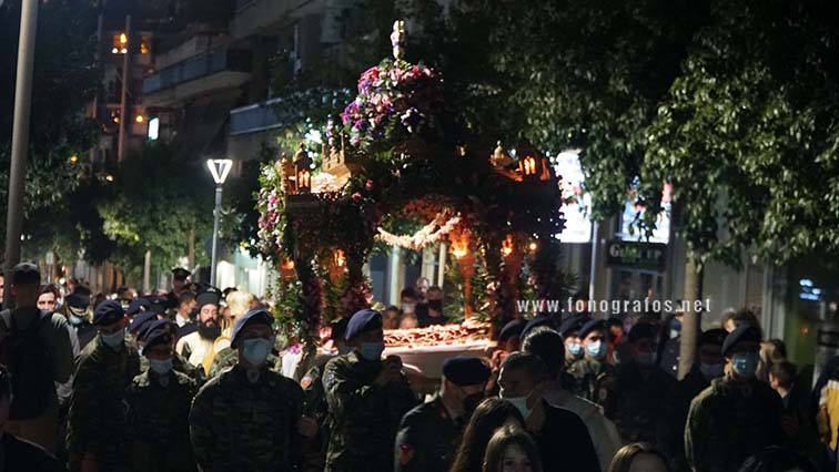 Η περιφορά του Επιταφίου του Μητροπολιτικού Ναού της Λαμίας [ΦΩΤΟ ...