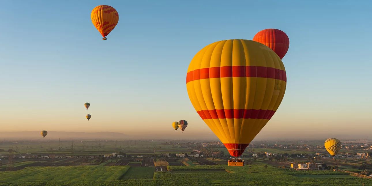 Πόση ώρα κρατάει η βόλτα με αερόστατο, τι κόστος έχει και πού μπορείτε ...