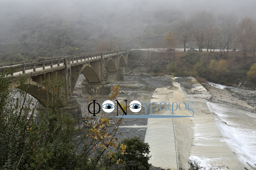 Αγγελοπουλικό τοπίο θυμίζει η ομίχλη που σκέπασε τα χωριά της κοιλάδας ...