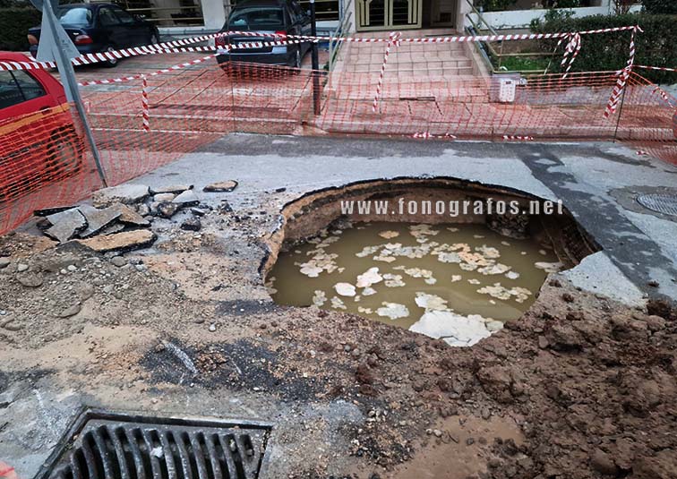 Μεγάλη τρύπα σε δρόμο της Λαμίας!!! [ΦΩΤΟ] - Fonografos.net