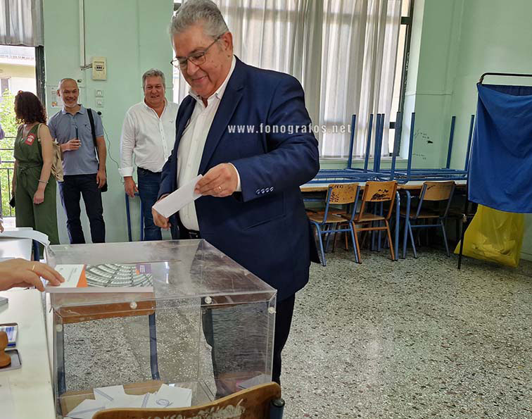 Ψήφισε στην Λαμία ο Δ. Κουτσούμπας - Το απρόοπτο που συνέβη! [ΦΩΤΟ ...