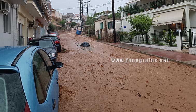 Λαμία: "Ορμητικό ποτάμι" ο δρόμος για Αφανό από την έντονη βροχόπτωση ...