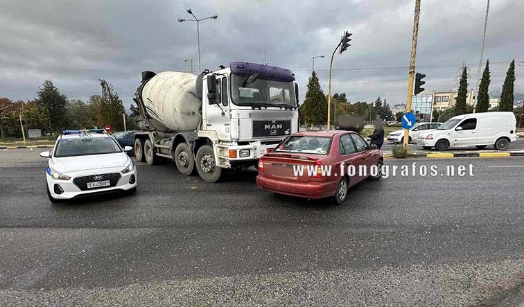 Τροχαίο στη Λαμία: Σύγκρουση Ι.Χ. αυτοκινήτου με μπετονιέρα [ΦΩΤΟ ...