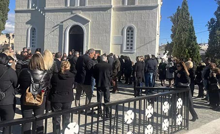Θρήνος στην κηδεία της 43χρονης Γεωργίας που δολοφονήθηκε ...