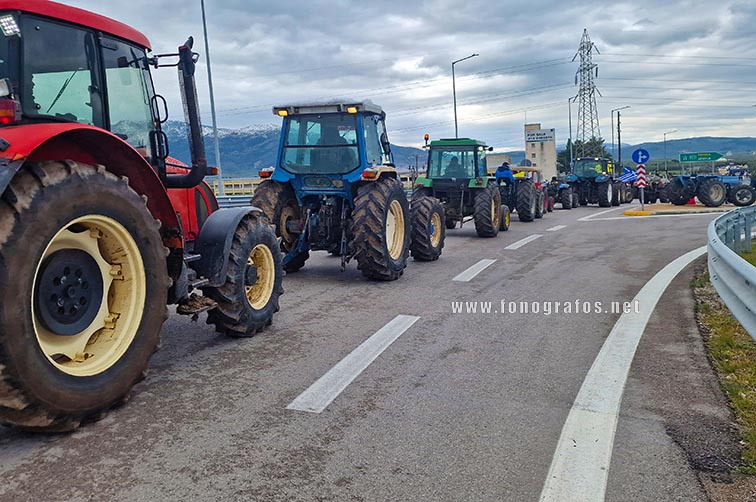 Μπλόκο των αγροτών στην Αταλάντη - Έκλεισαν την Εθνική οδό [ΦΩΤΟ ...