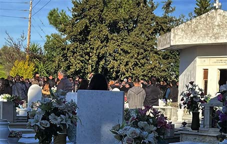 Σπαραγμός στην κηδεία του δίχρονου Νικόλα.... - Fonografos.net