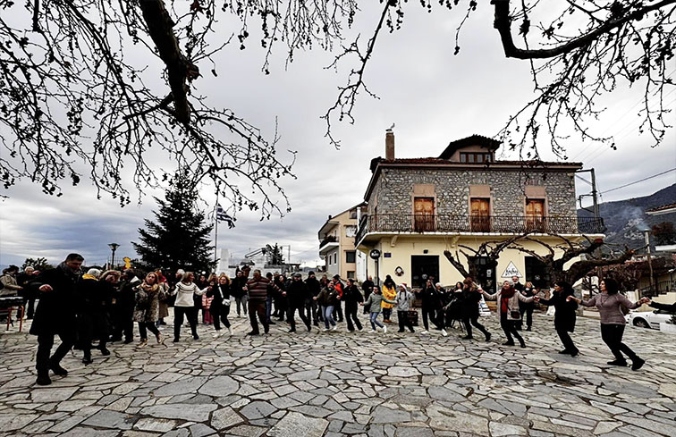 Φθιώτιδα: Με πολύ κόσμο το έθιμο της Τσιγαρίθρας στη Μενδενίτσα [εικ ...
